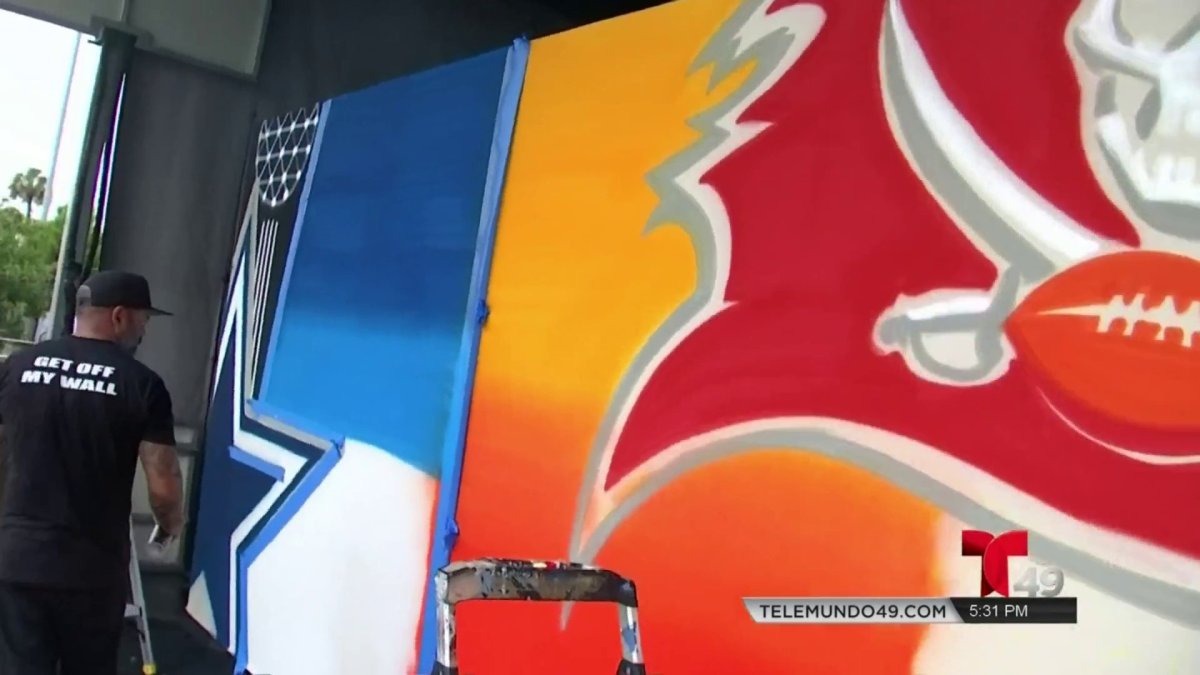 Artistas locales crean mural para fanaticada de los Buccaneers ...