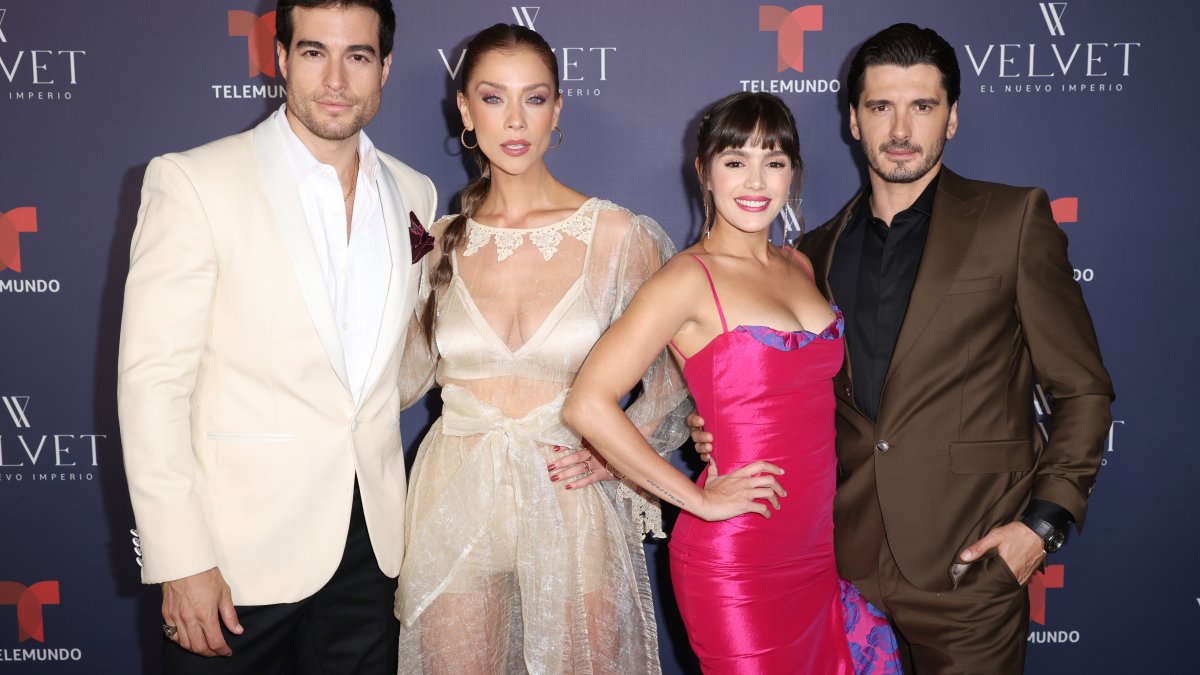 Elenco de Velvet brilla en la alfombra roja en Miami – Telemundo Tampa (49)